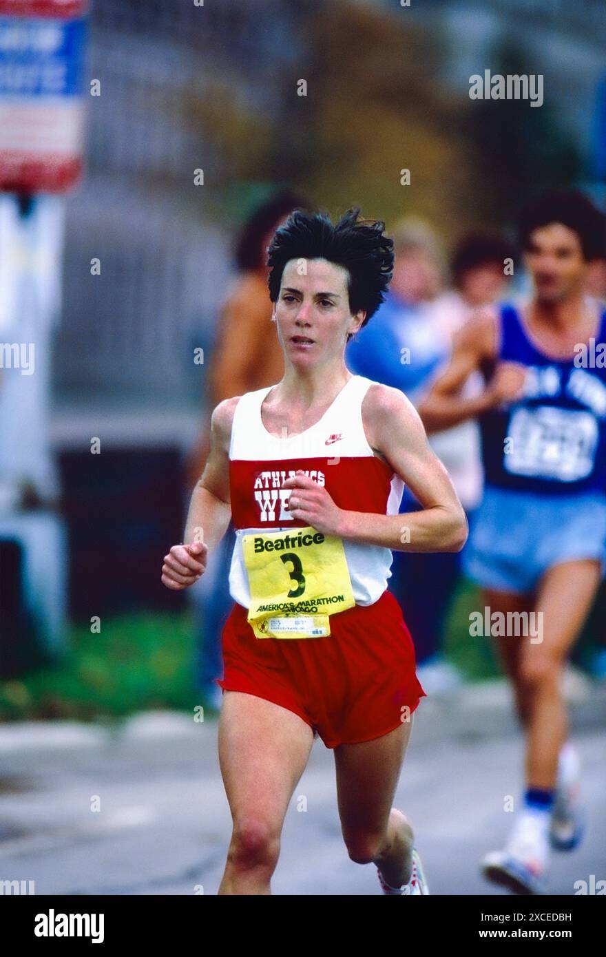 Joan Benoit competing in the 1985 Chicago Marathon @24 mile Stock Photo ...