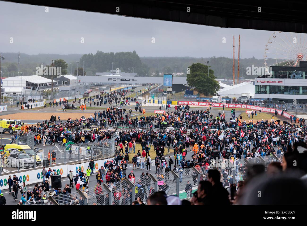 crowd, foule, fans, supporters, public, spectators inviding the track ...