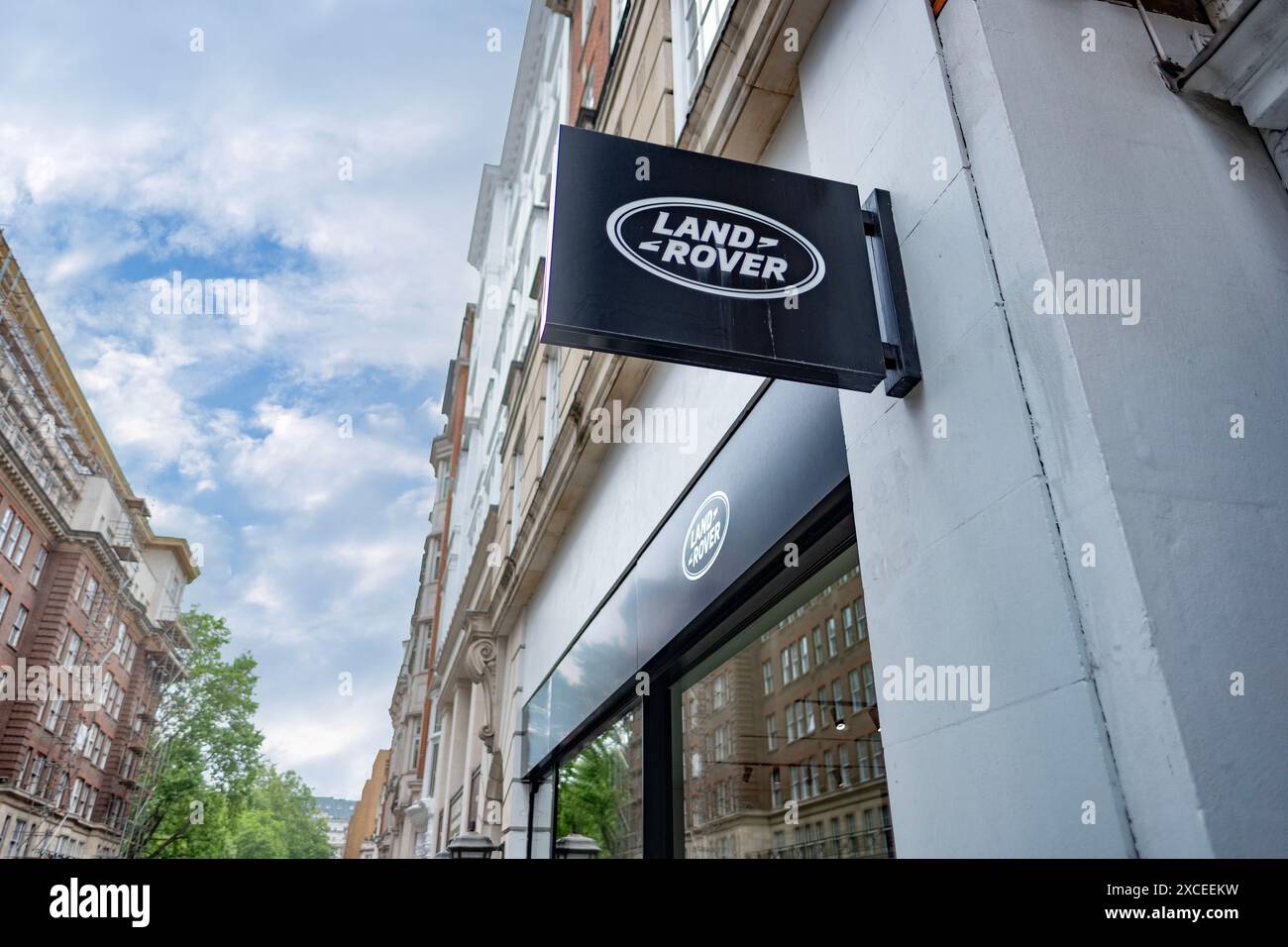 The range rover emblem hi-res stock photography and images - Alamy