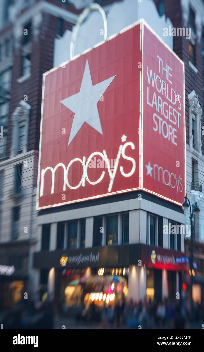 The famous iconic Macy´s megastore facade with its red bag at night at the confluence of 42nd ...