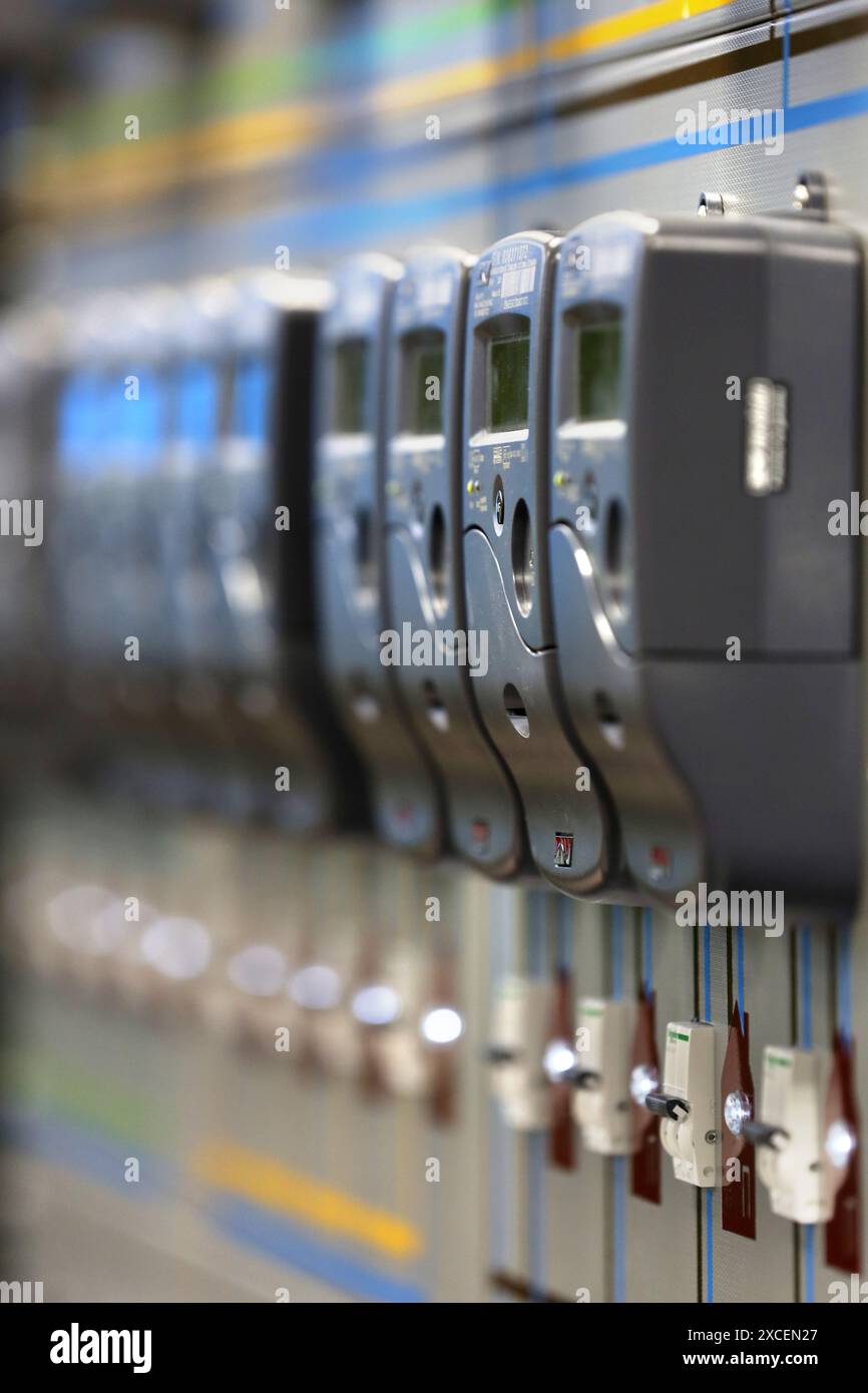 Smart electric meters. LV Meters for AMI Applications. Euskadiko Parke ...