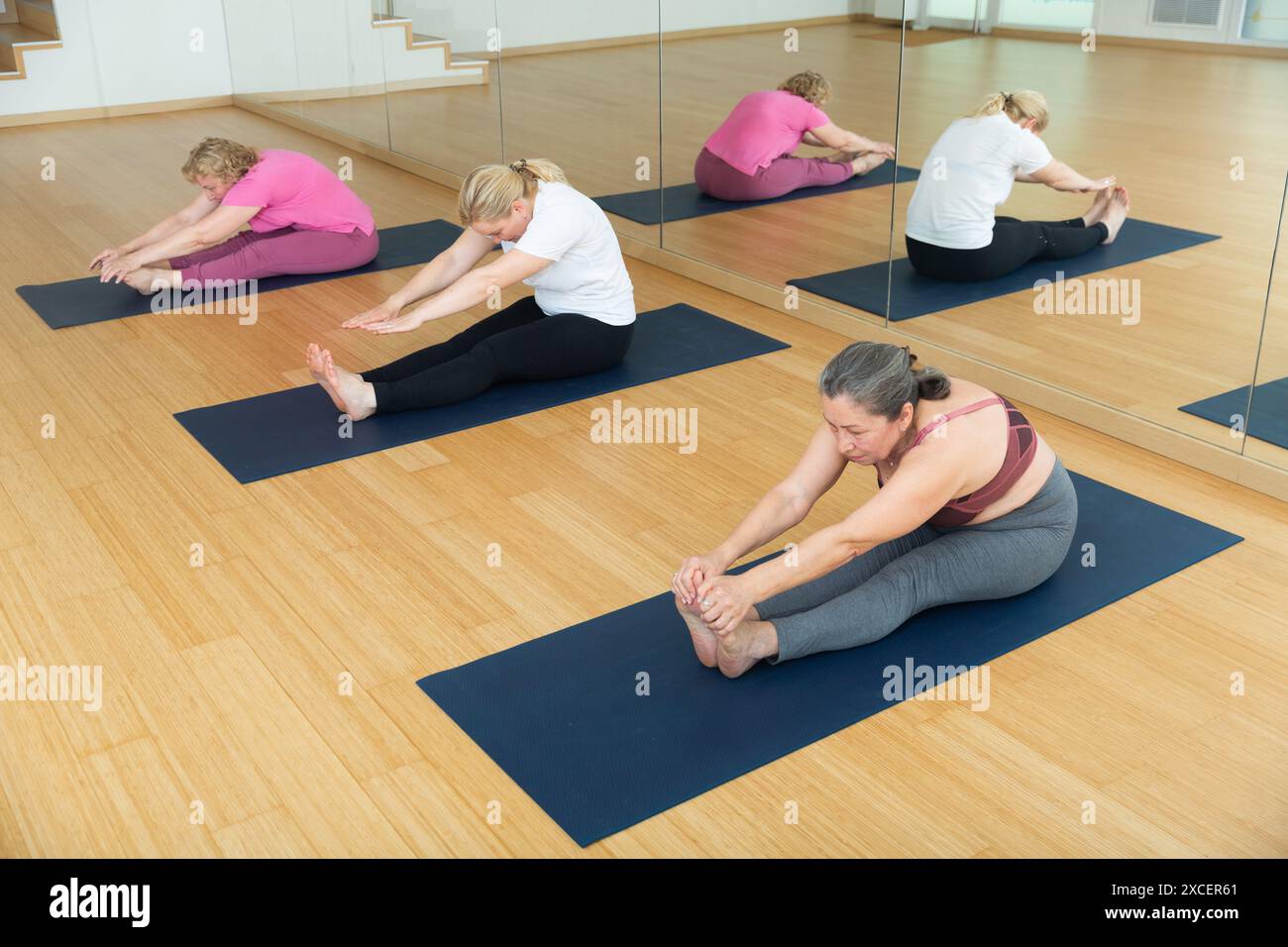 Elderly woman performing seated hi-res stock photography and images - Alamy