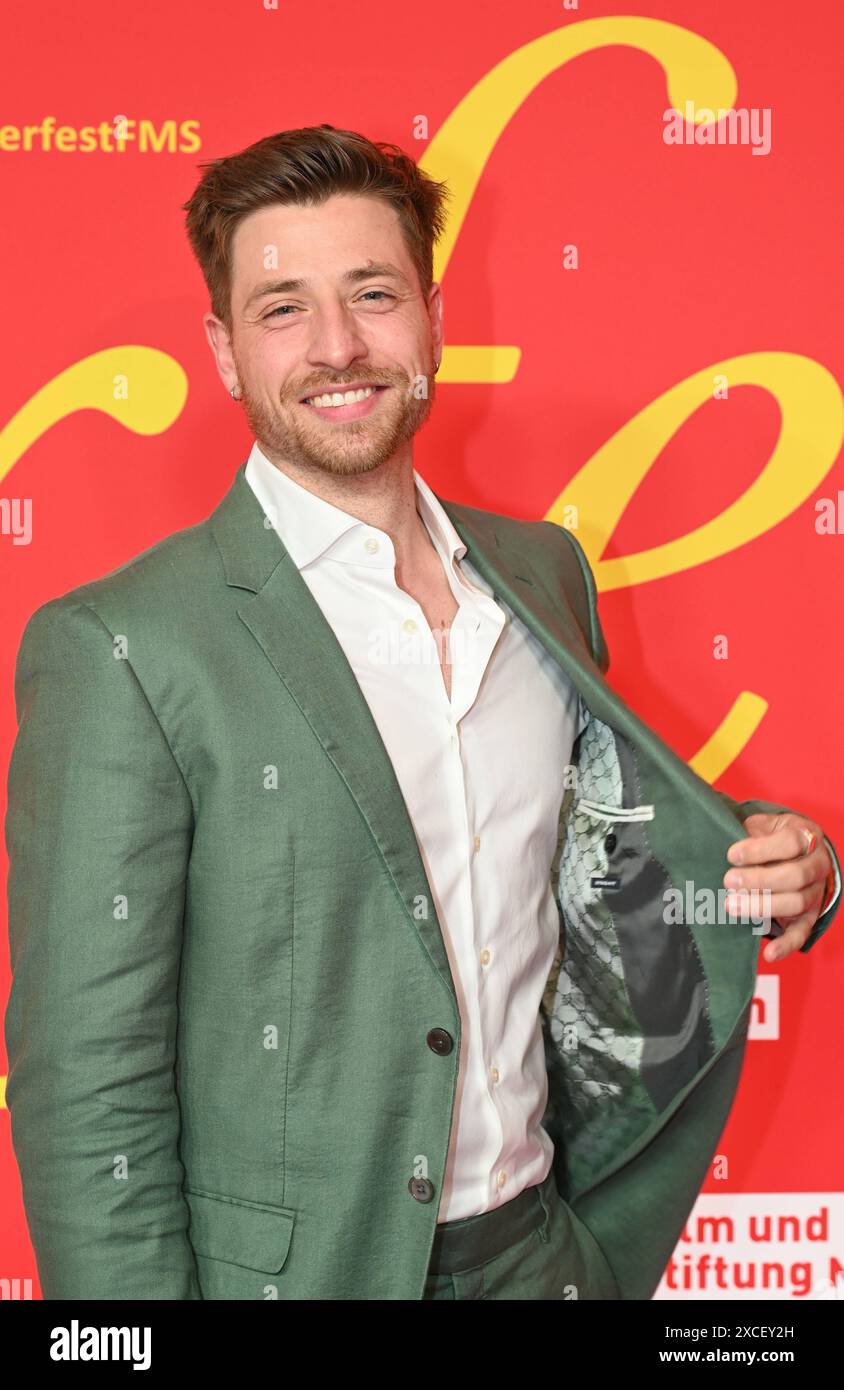Schauspieler Dominik Flade kommt zum Sommerfest 2024 der Film- und ...