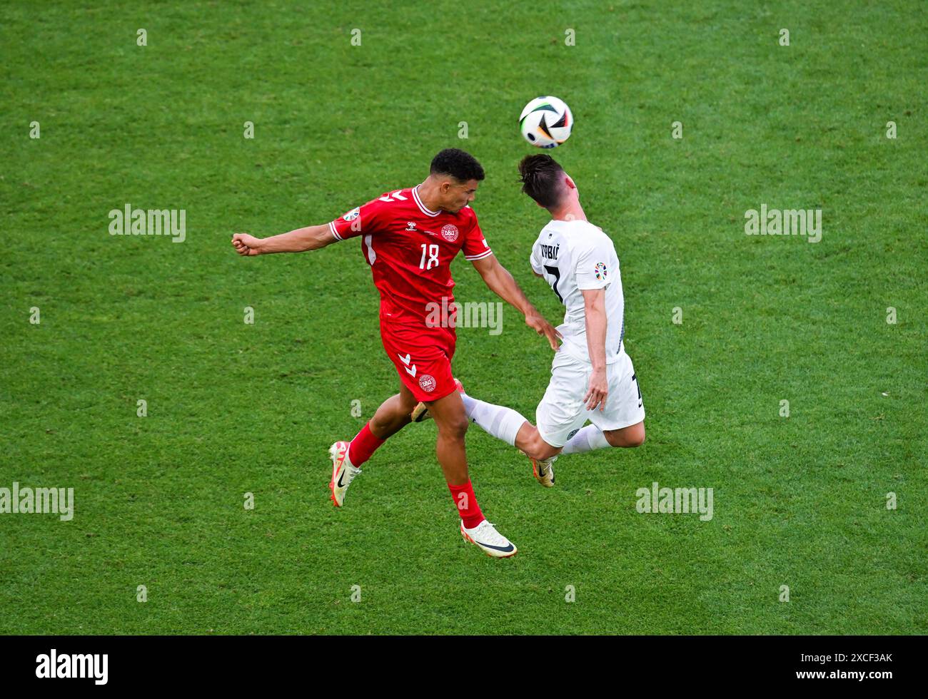 Alexander Bah Denmark und Benjamin Verbic Slovenia im Zweikampf, UEFA ...