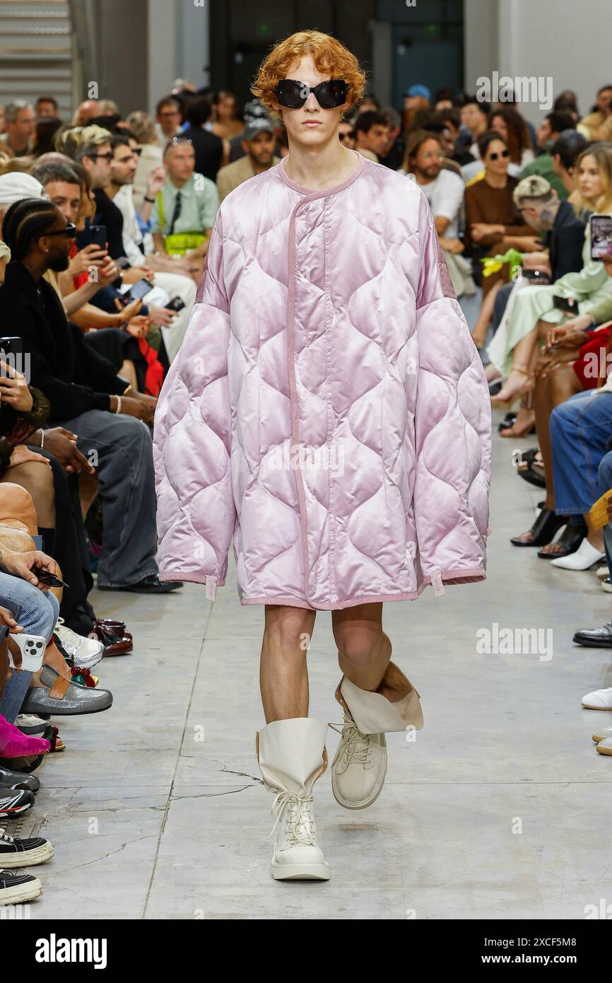 Jw anderson runway spring 2024 mens hi-res stock photography and images ...
