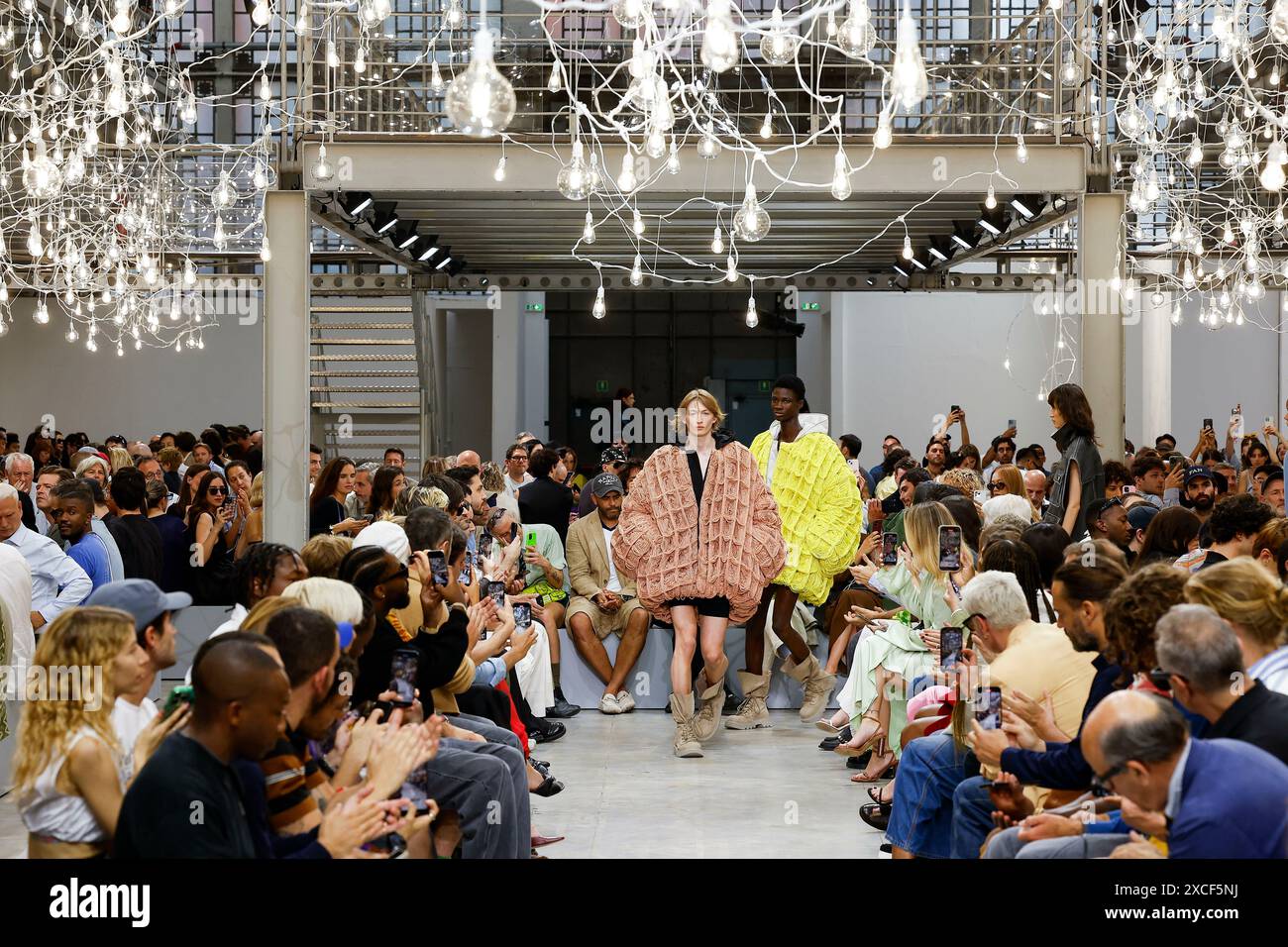 Jw anderson runway spring 2024 hi-res stock photography and images - Alamy