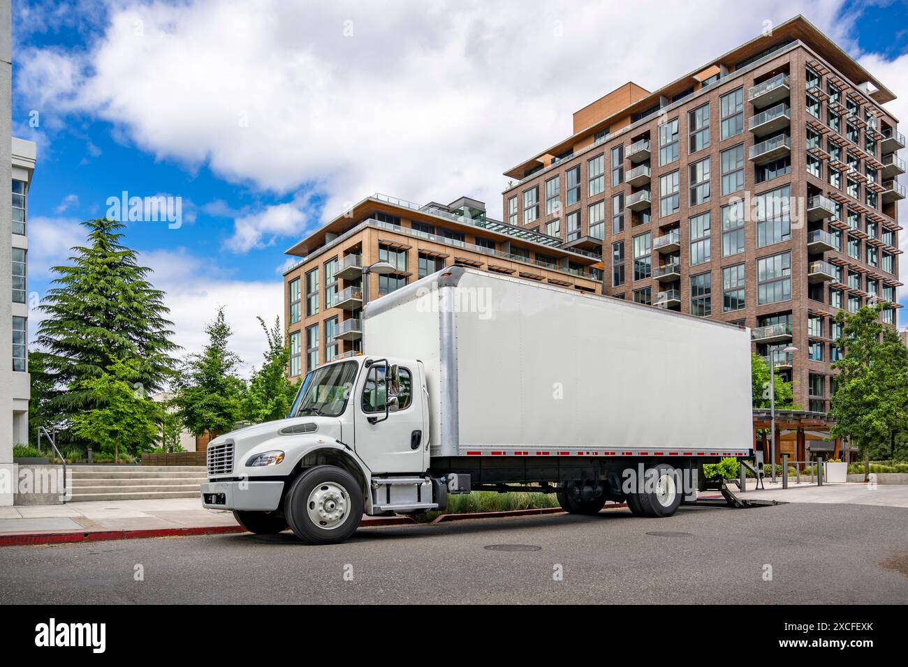 Industrial carrier middle duty day cab rig semi truck with box trailer ...