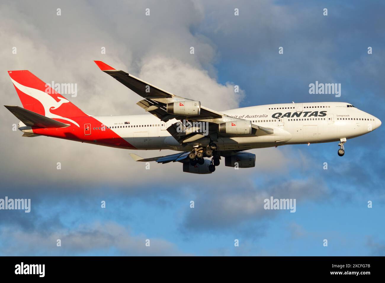 Qantas Boeing 747-400 on final approach into Adelaide Airport Stock Photo - Alamy