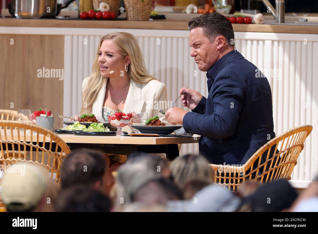 Immer wieder sonntags 2024, Folge 01 Stefan Mross und Marina Marx am Esstisch. ARD ...