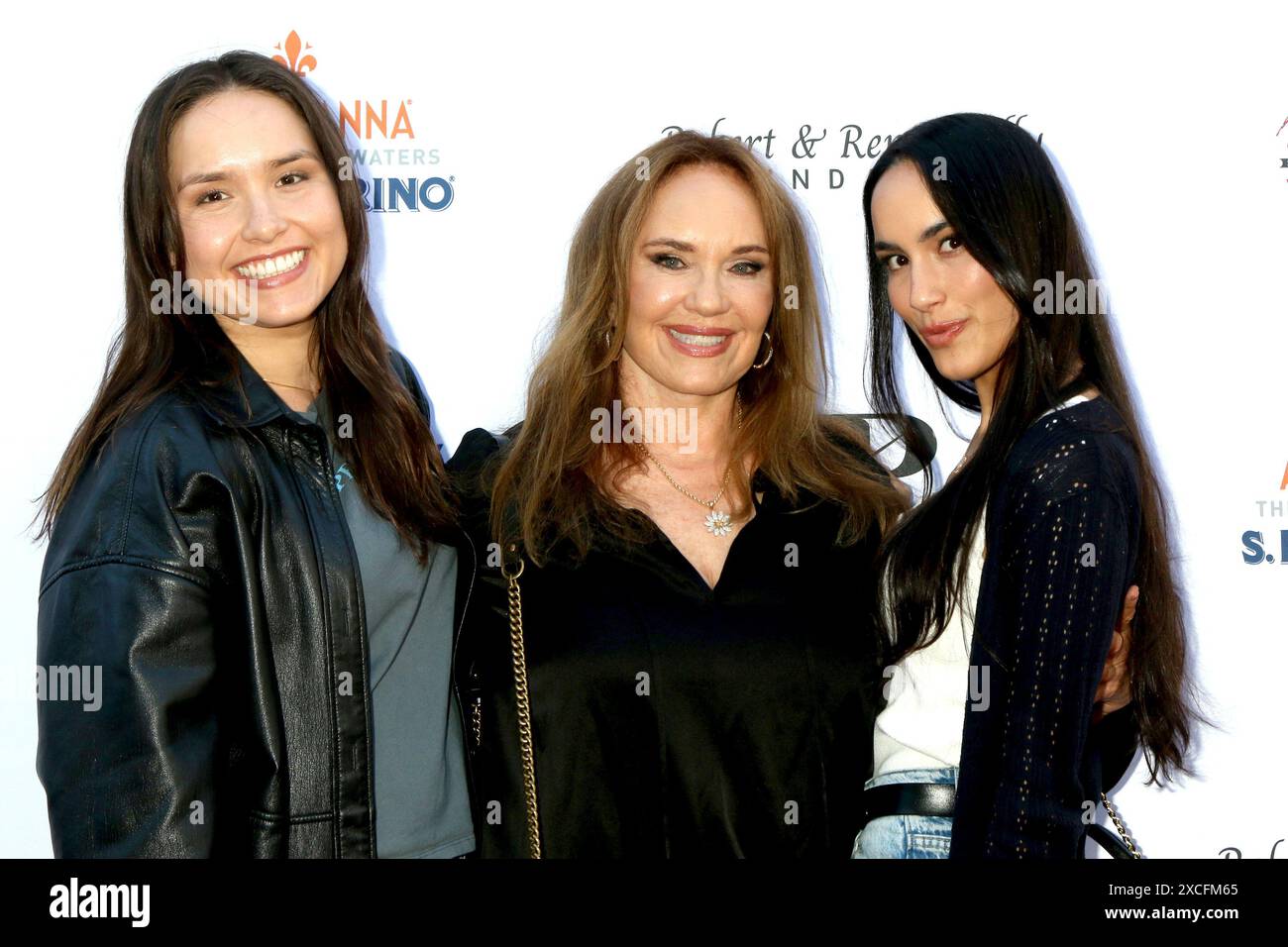 LOS ANGELES - JUN 15: Laura Lopez, Catherine Bach, Sophia Lopez at the ...