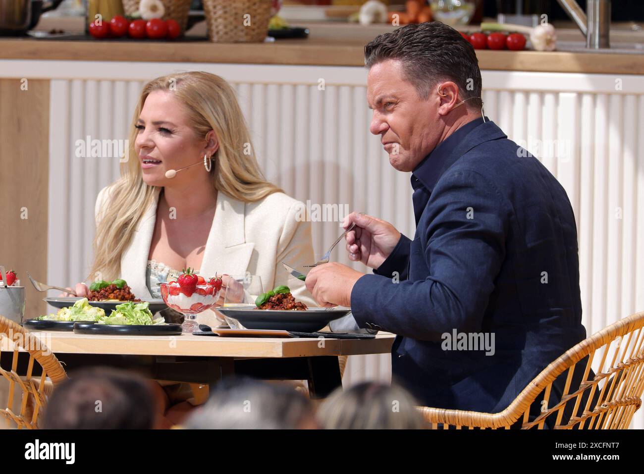 Immer wieder sonntags 2024, Folge 01 Stefan Mross und Marina Marx am Esstisch. ARD ...