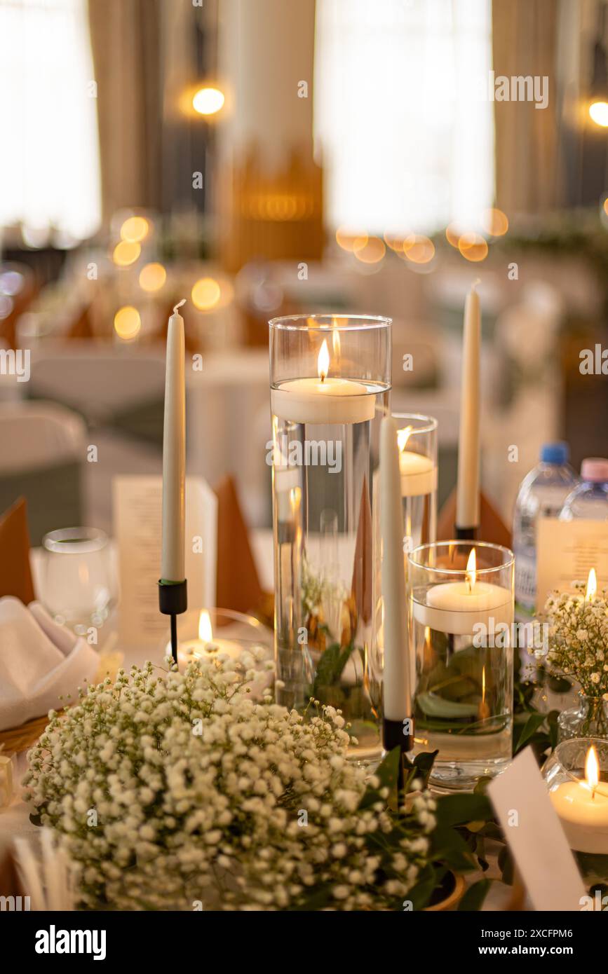 Elegant reception and dining hall hi-res stock photography and images ...