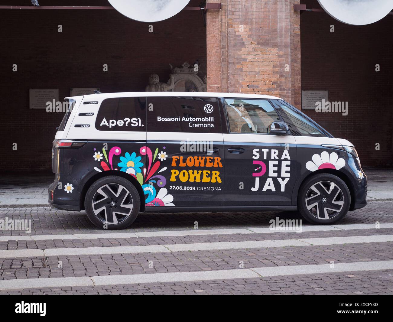 Groovy van hi-res stock photography and images - Alamy