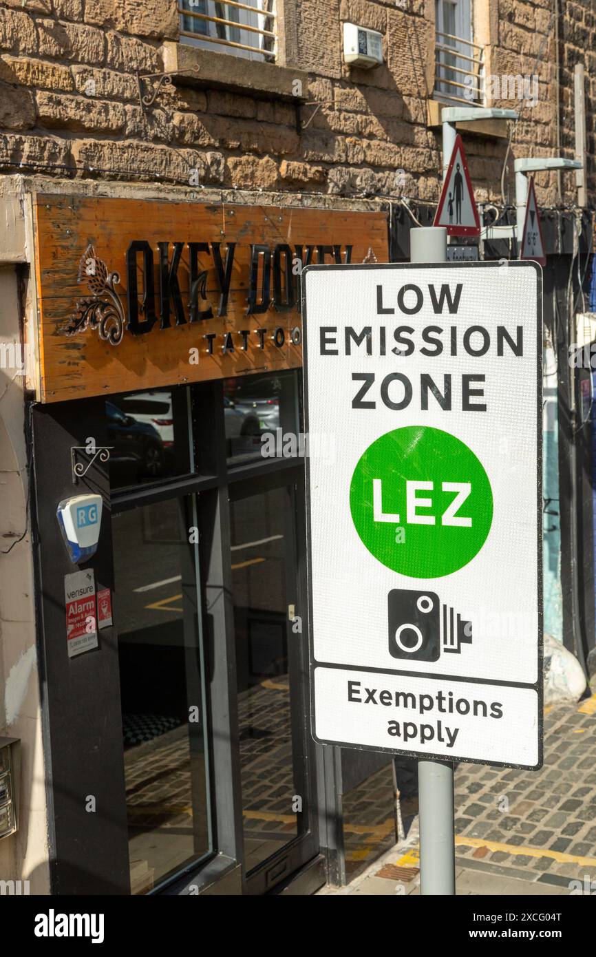 Low Emission Zone sign in the centre of Edinburgh Stock Photo - Alamy