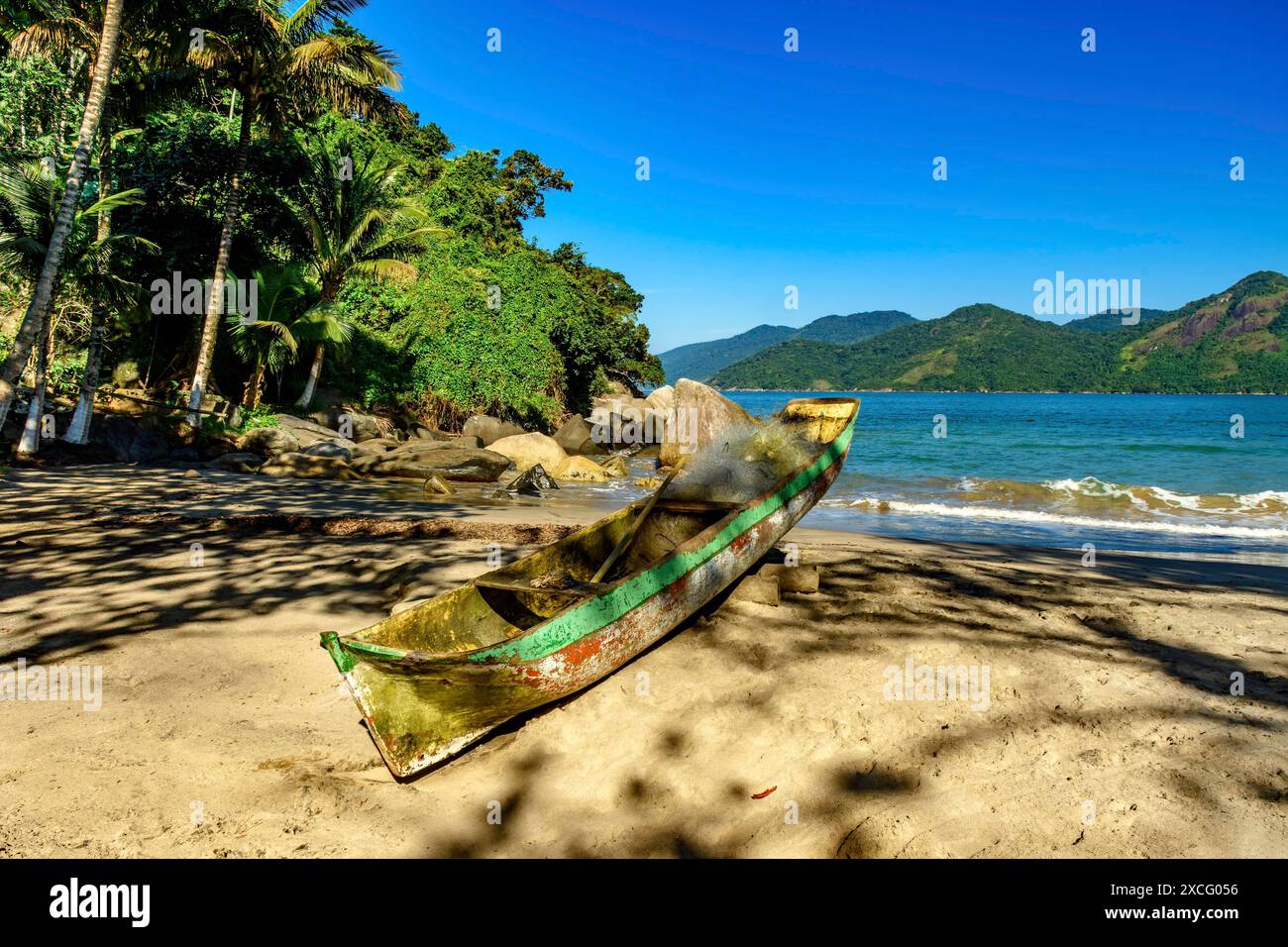 Fishing canoe over beach sandof Castelhanos beach in Ilhabela ...