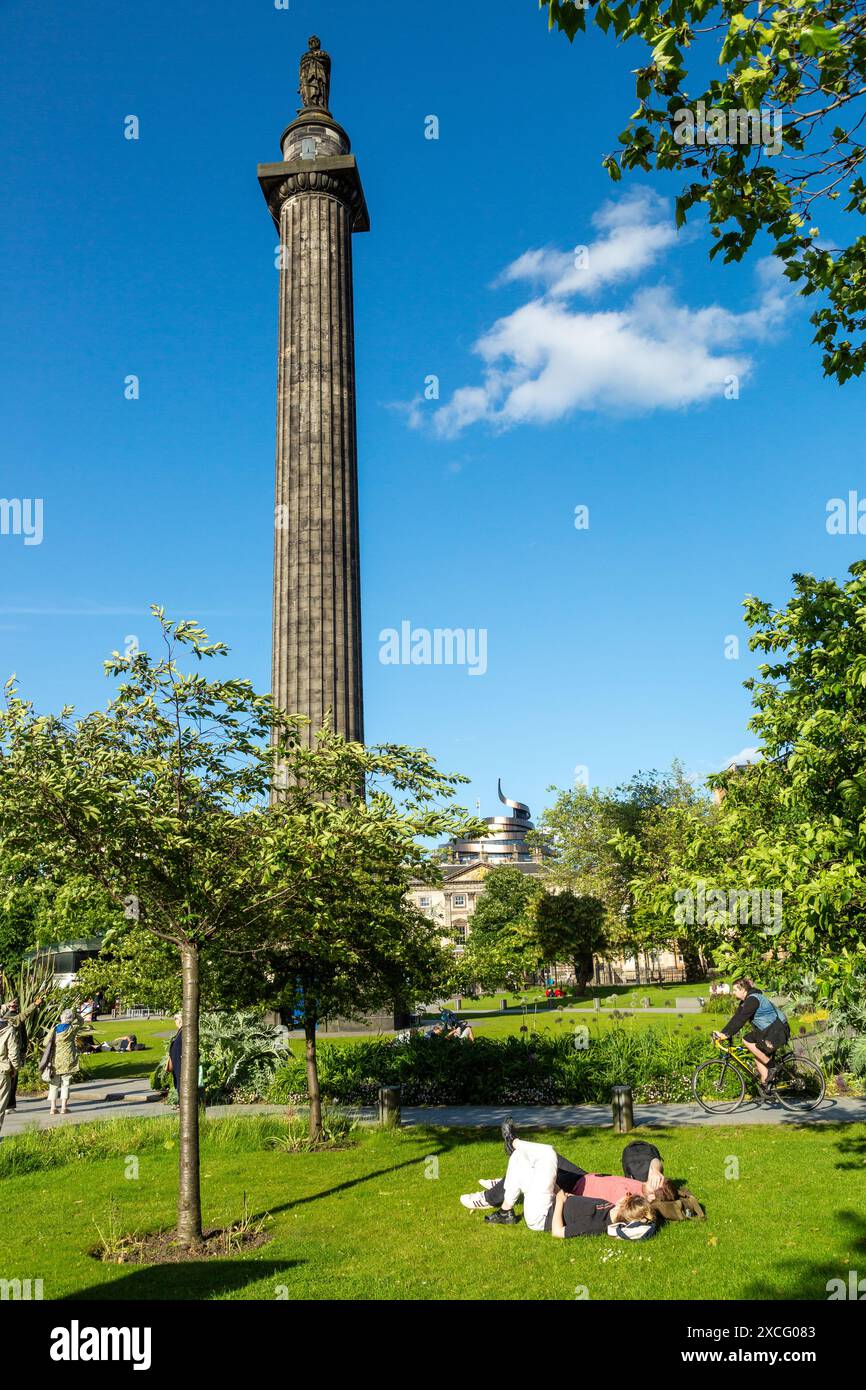 St Andrews Square, Edinburgh with the Melville Monument at it's centre ...