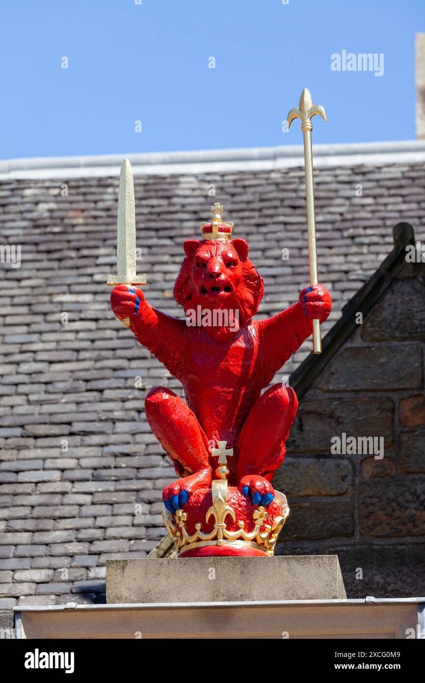 The Royal Arms sitting above the entrance to the The King's Gallery ...