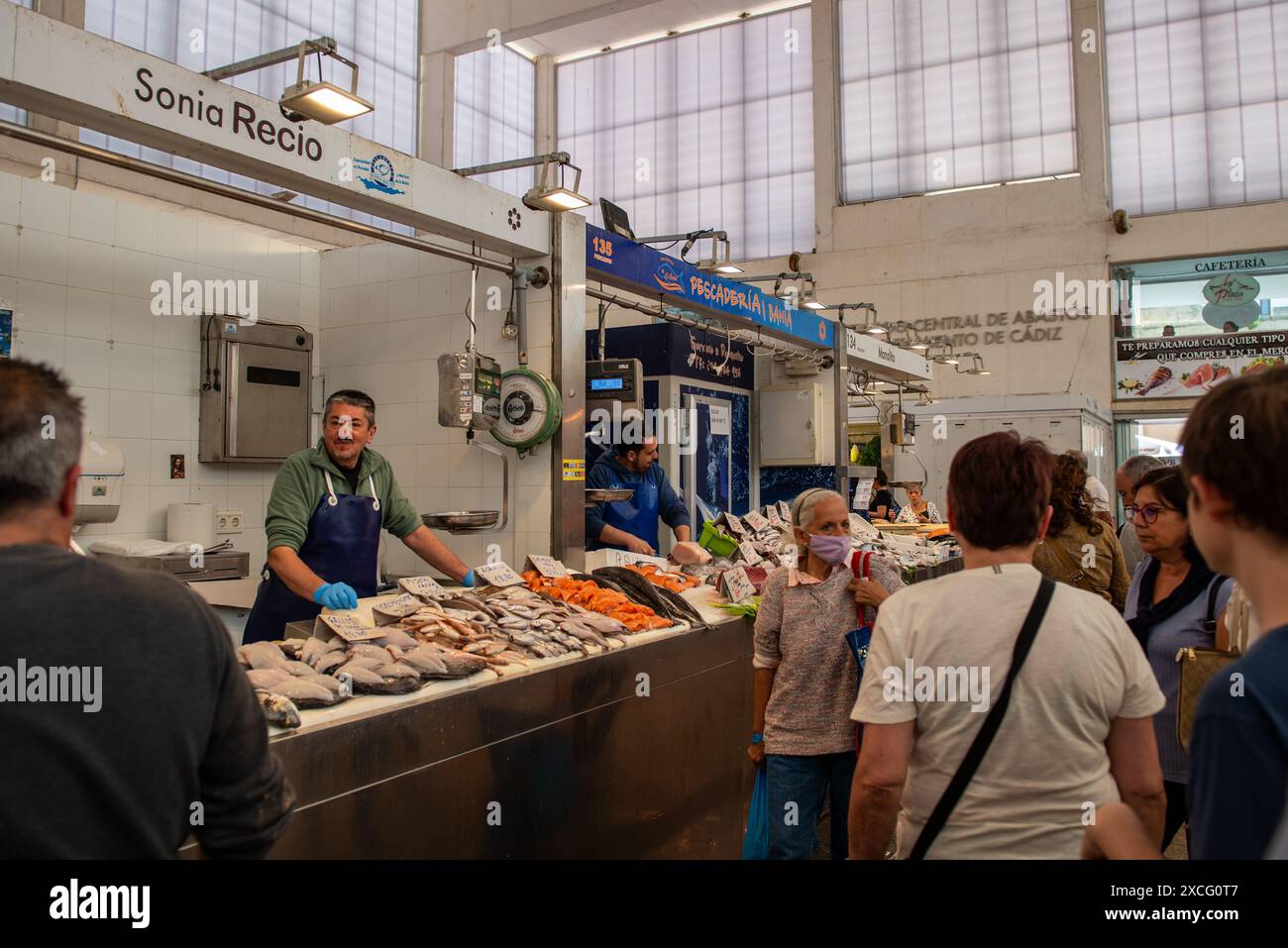 Fish market in cadiz spain hi-res stock photography and images - Alamy