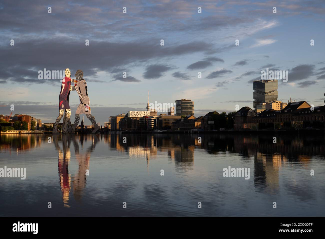 dpatop - 17 June 2024, Berlin: The "Molecule Man" statue by US sculptor ...