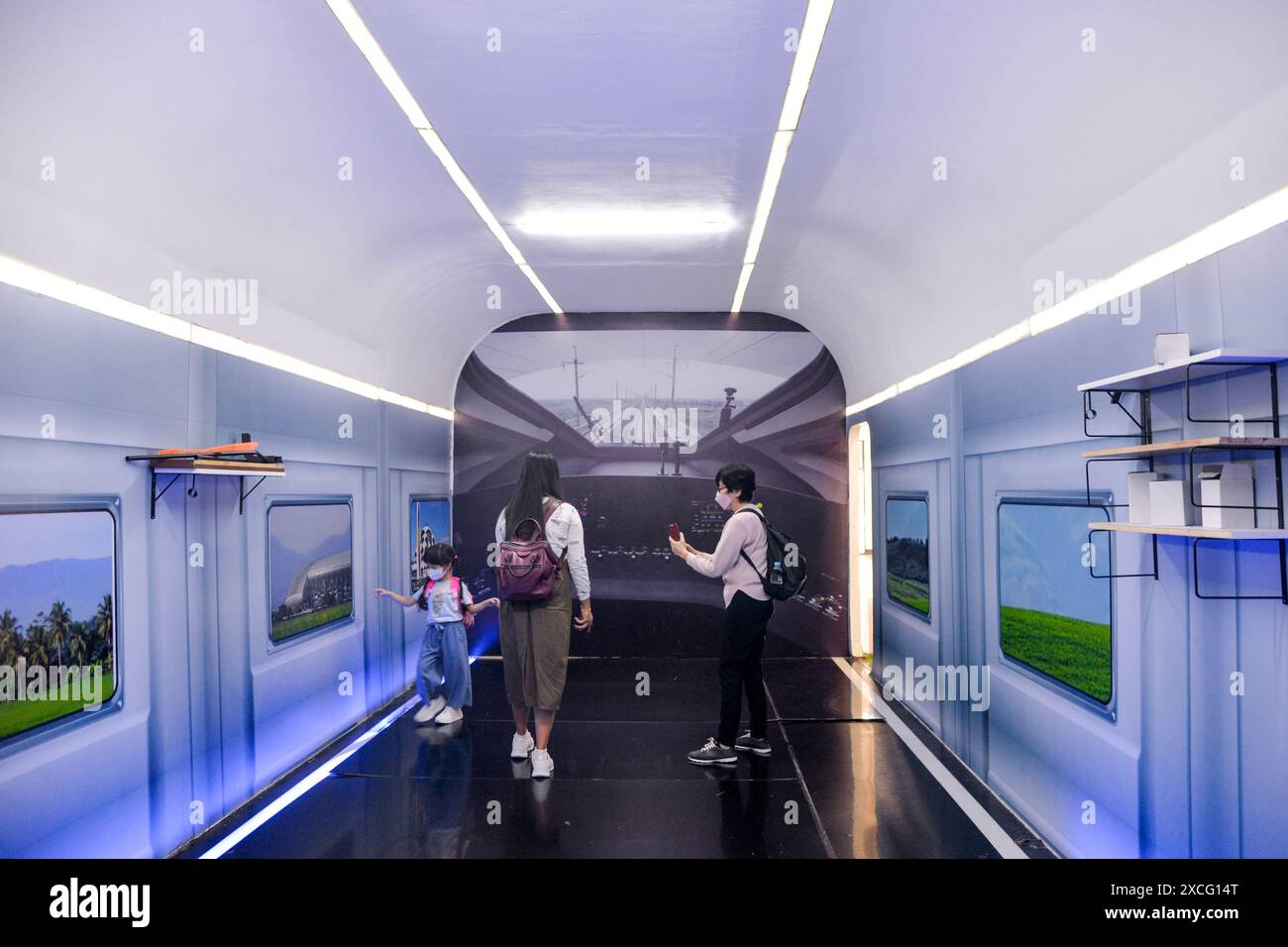 (240617) -- JAKARTA, June 17, 2024 (Xinhua) -- Passengers take photos ...