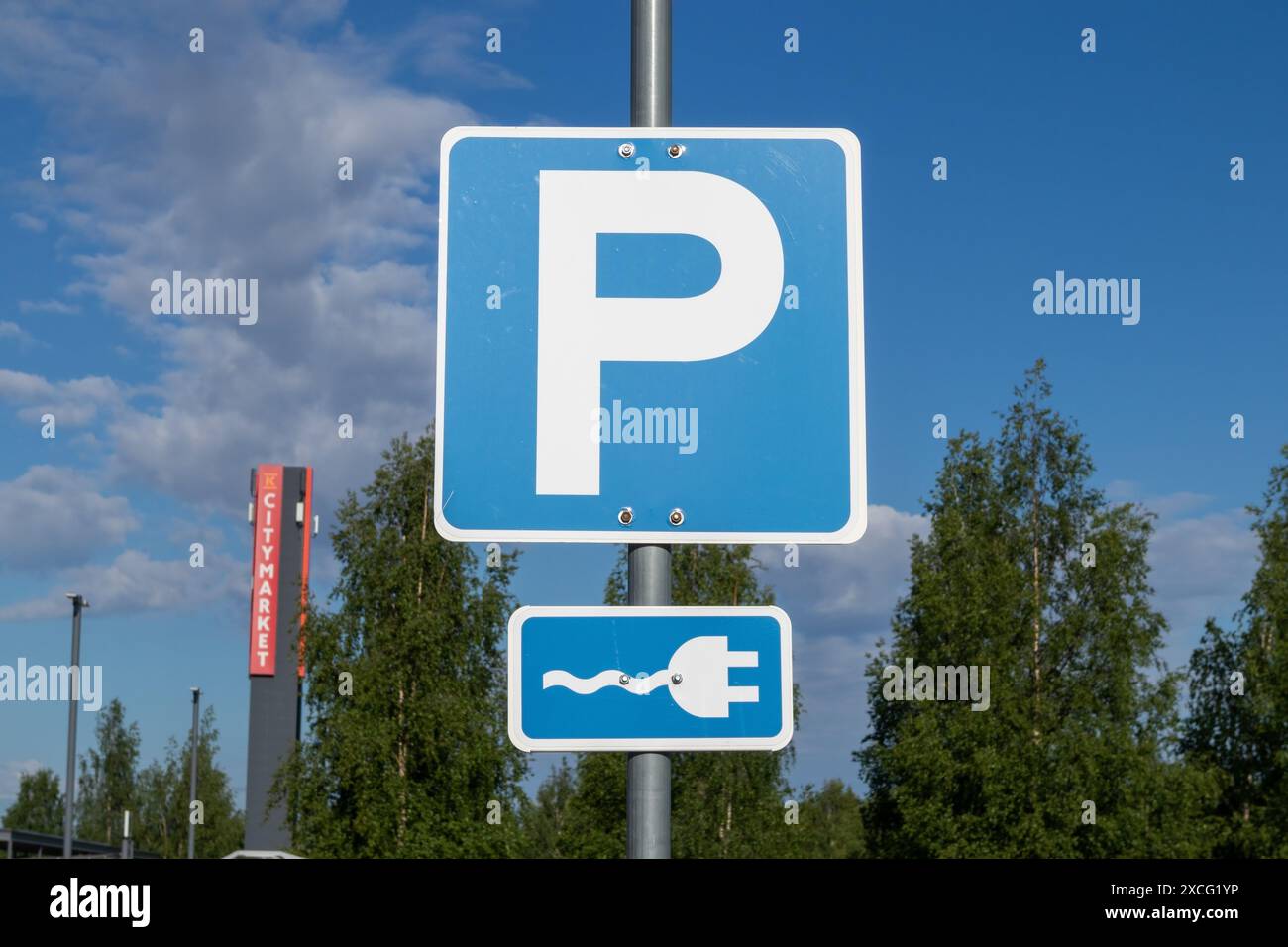 Parking lot sign for electric cars Stock Photo - Alamy