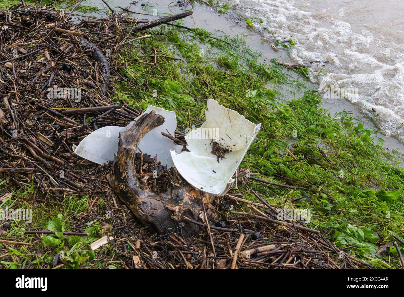 Symbolic image Environmental pollution, plastic waste, rubbish, flotsam ...