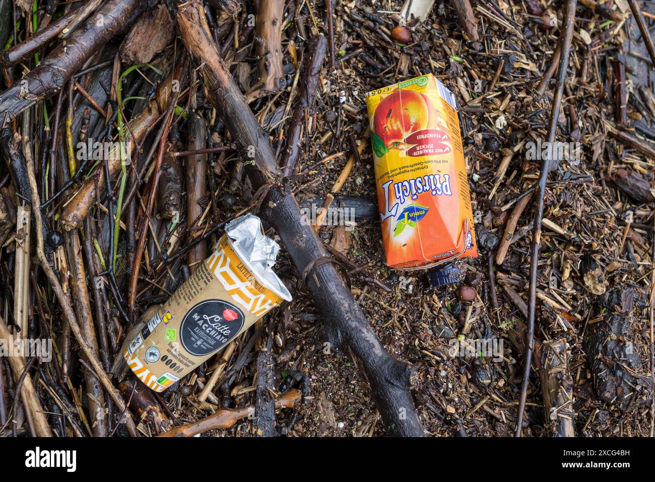 Symbolic image environmental pollution, plastic waste, rubbish, flotsam ...