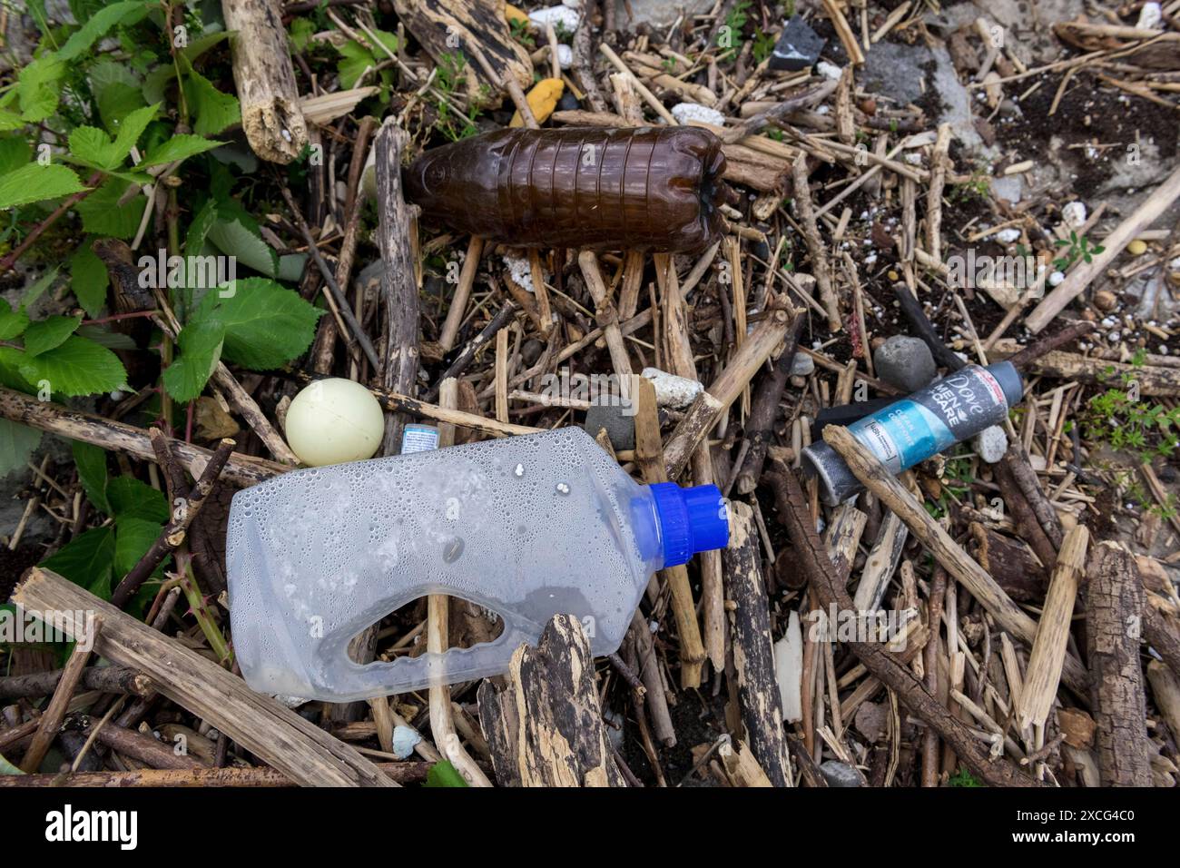 Symbolic image Environmental pollution, plastic waste, rubbish, flotsam ...