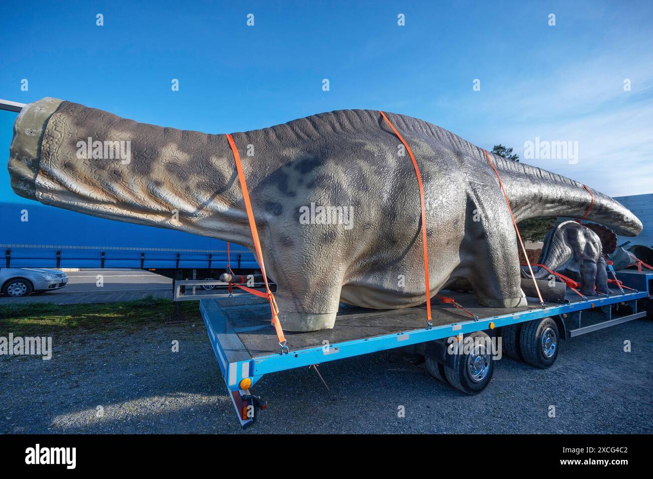 Large dinosaur figure loaded in parts on a heavy goods vehicle, Lauf an ...