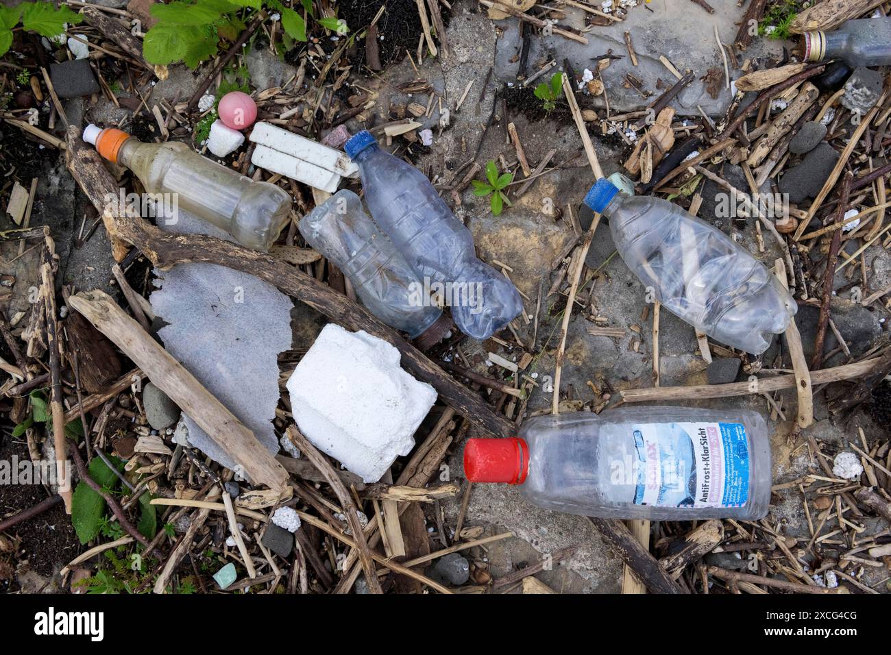 Symbolic image Environmental pollution, plastic waste, rubbish, flotsam ...