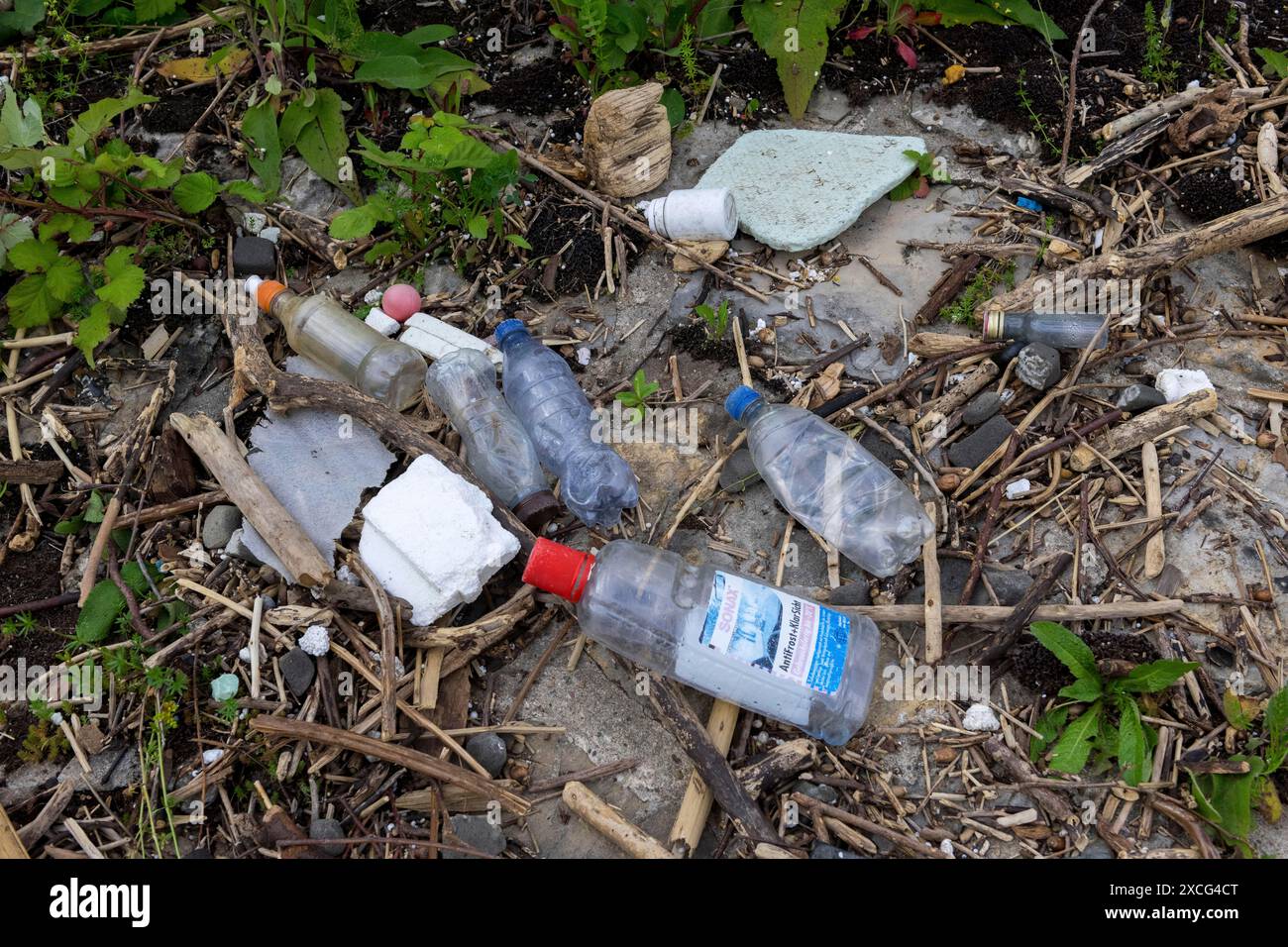 Symbolic image Environmental pollution, plastic waste, rubbish, flotsam ...