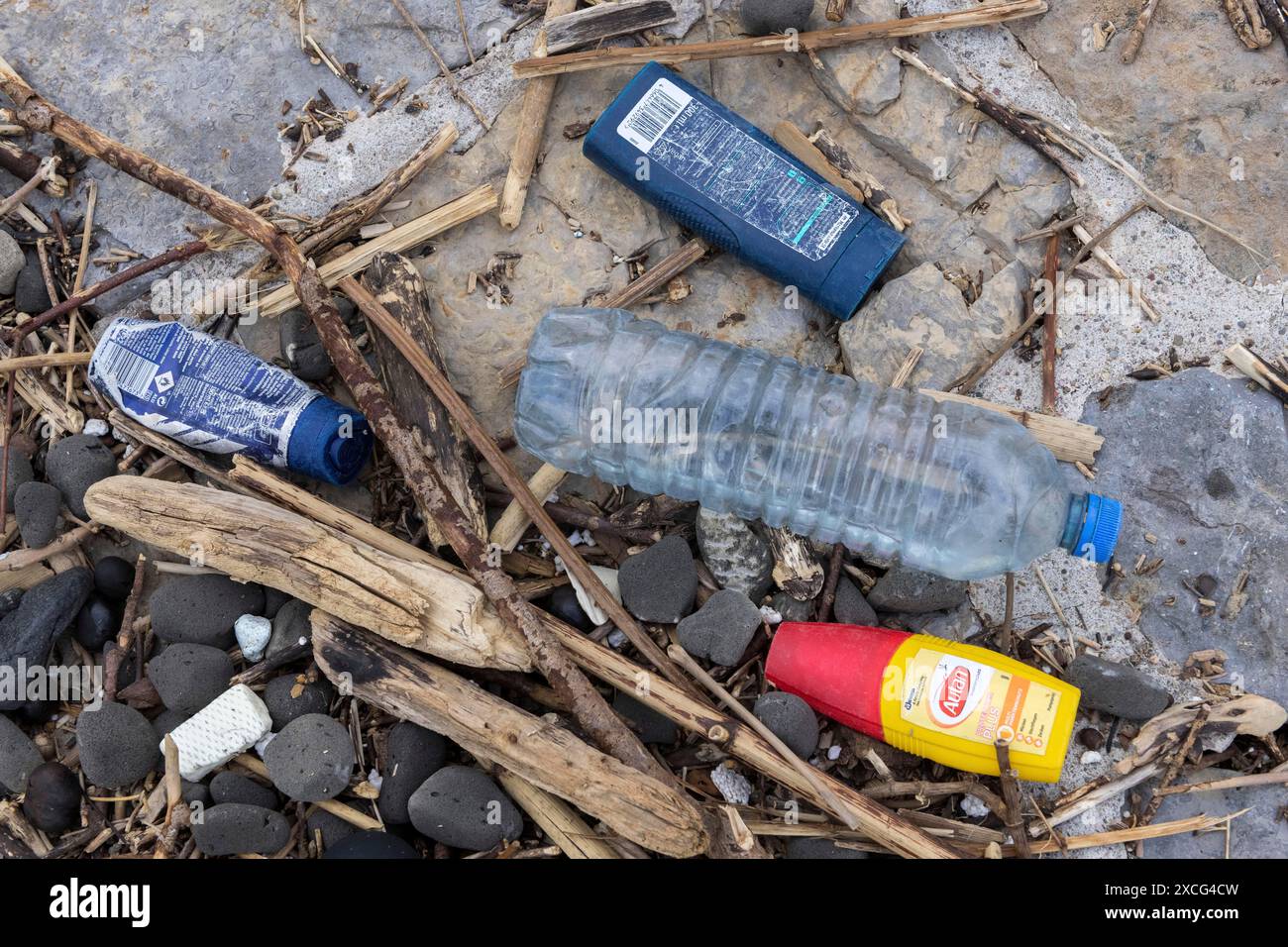 Symbolic image environmental pollution, plastic waste, rubbish, flotsam ...