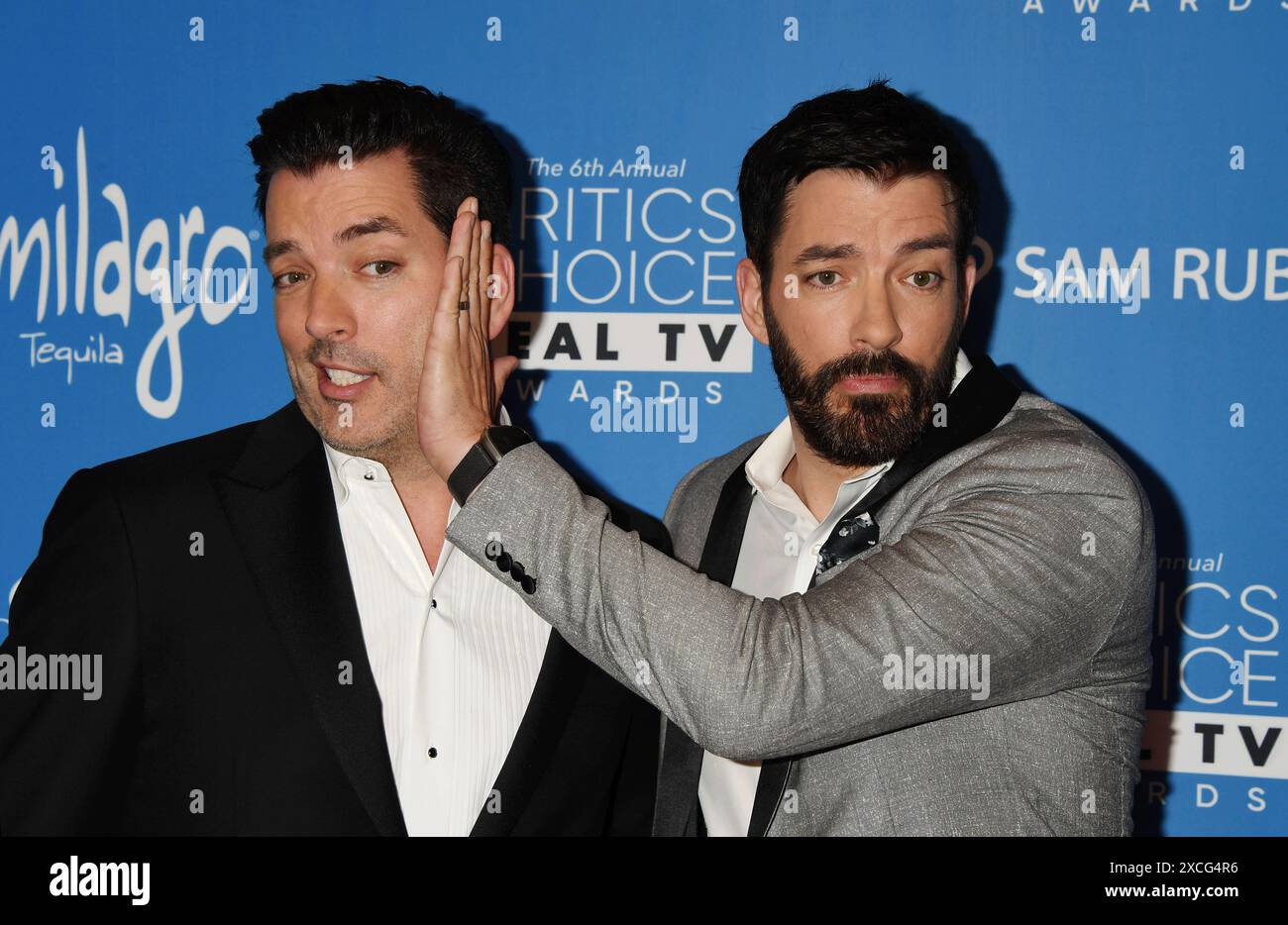 LOS ANGELES, CALIFORNIA - JUNE 15: (L-R) Jonathan Scott and Drew Scott ...