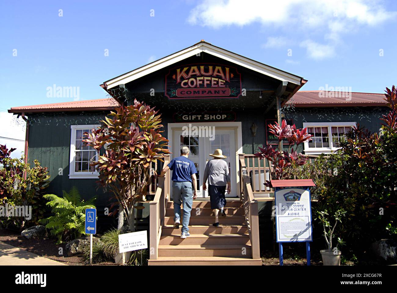 KAUAI ISLAND / HAWAII /USA Vistors at kauai coffee visitor center and ...
