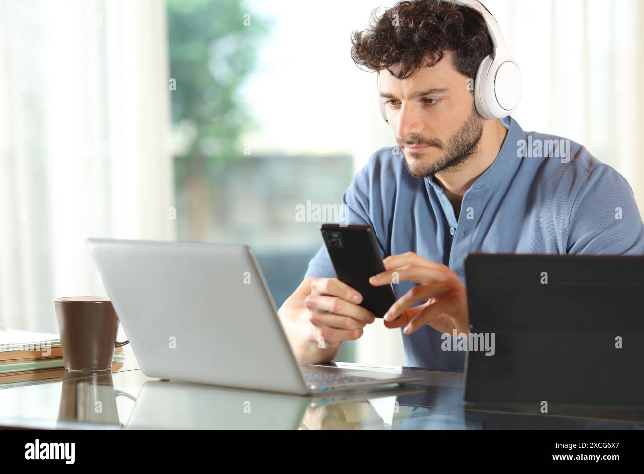 Using multiple devices hi-res stock photography and images - Alamy