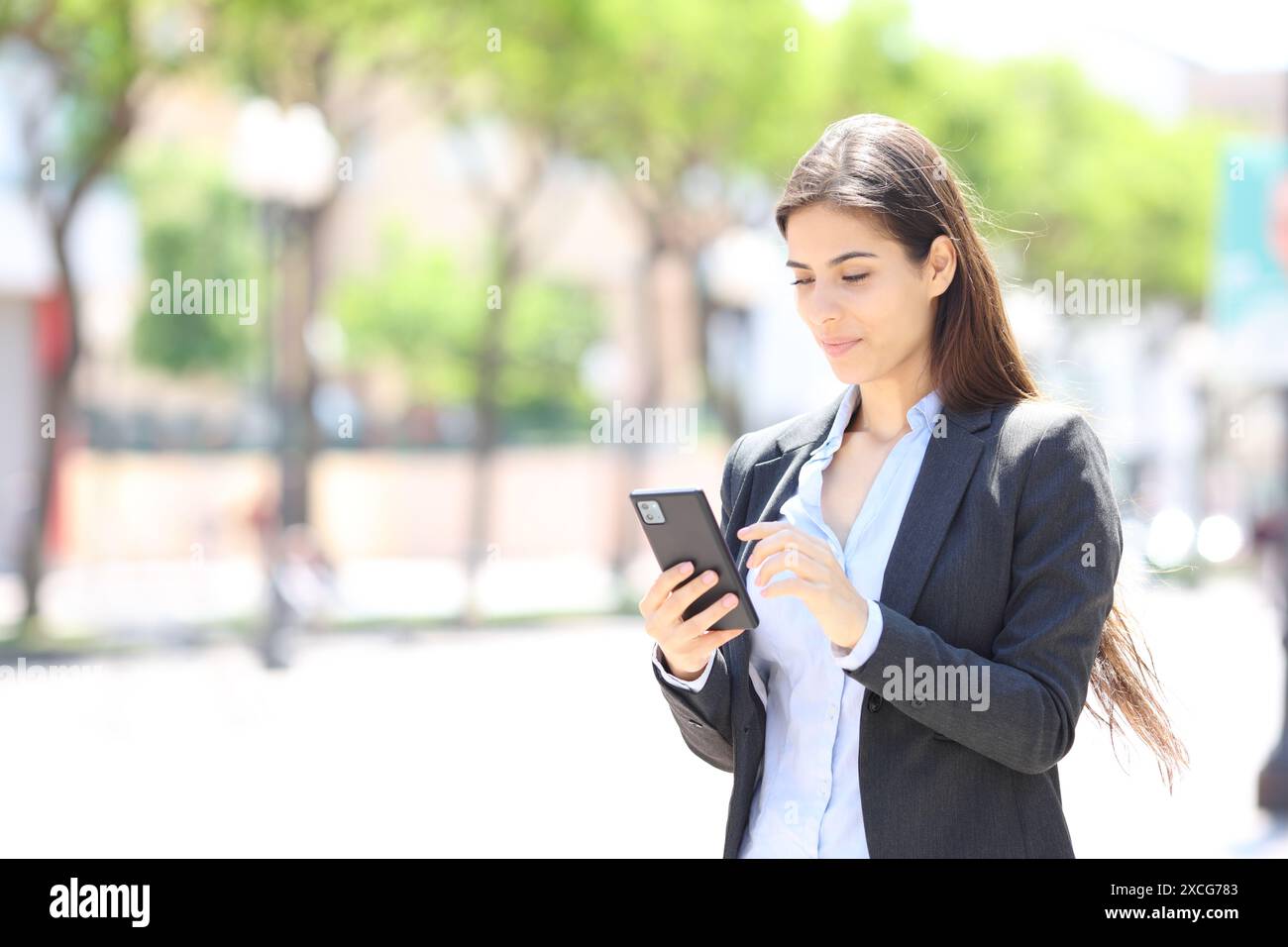 Walking reading smartphone street hi-res stock photography and images ...