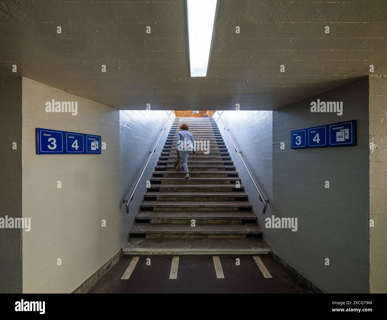 Wayfinding person hi-res stock photography and images - Alamy