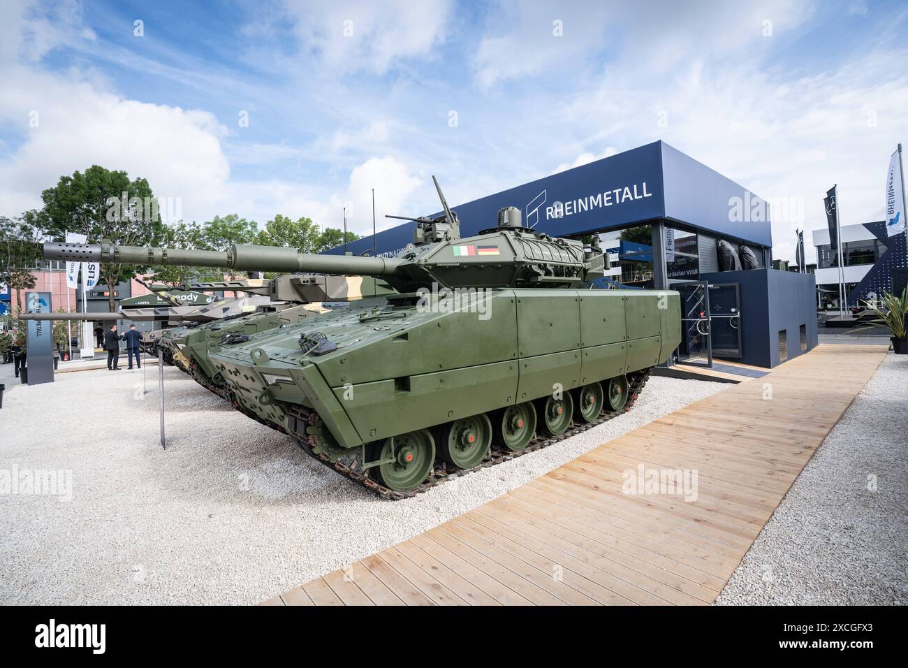 Eurosatory 2024 Rüstungsmesse Paris Frankreich Messestand der Firma ...