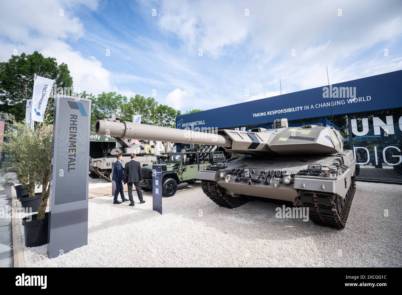Eurosatory 2024 Rüstungsmesse Paris Frankreich Messestand der Firma RheinmetallEurosatory 2024 ...
