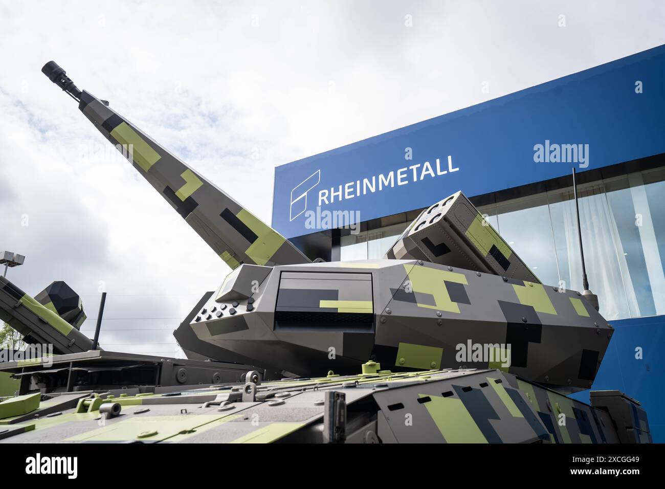 Eurosatory 2024 Rüstungsmesse Paris Frankreich Messestand der Firma RheinmetallEurosatory 2024 ...