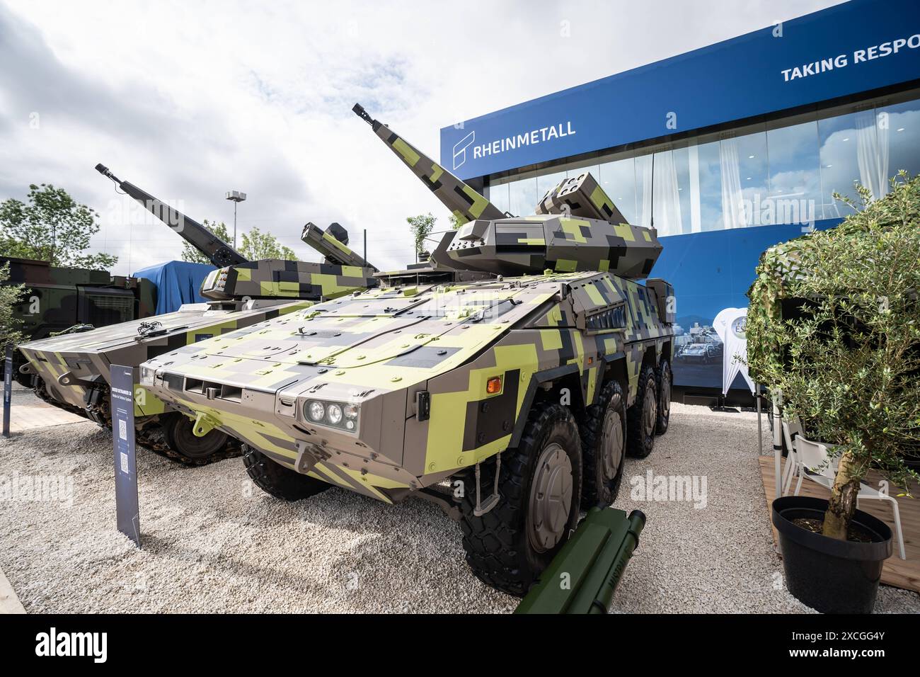 Eurosatory 2024 Rüstungsmesse Paris Frankreich Messestand der Firma ...