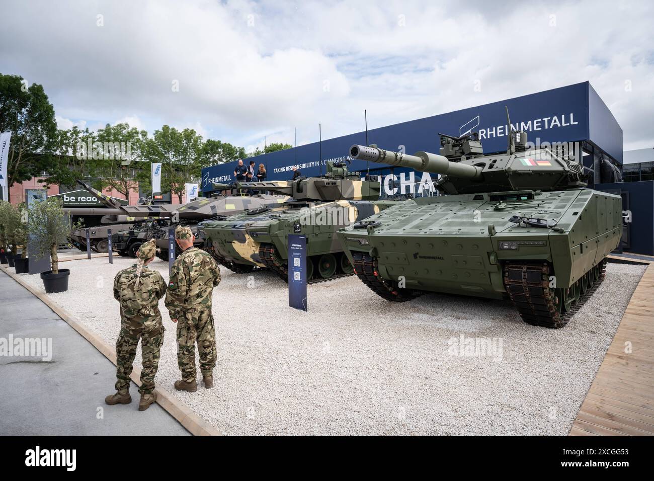 Eurosatory 2024 Rüstungsmesse Paris Frankreich Messestand der Firma ...