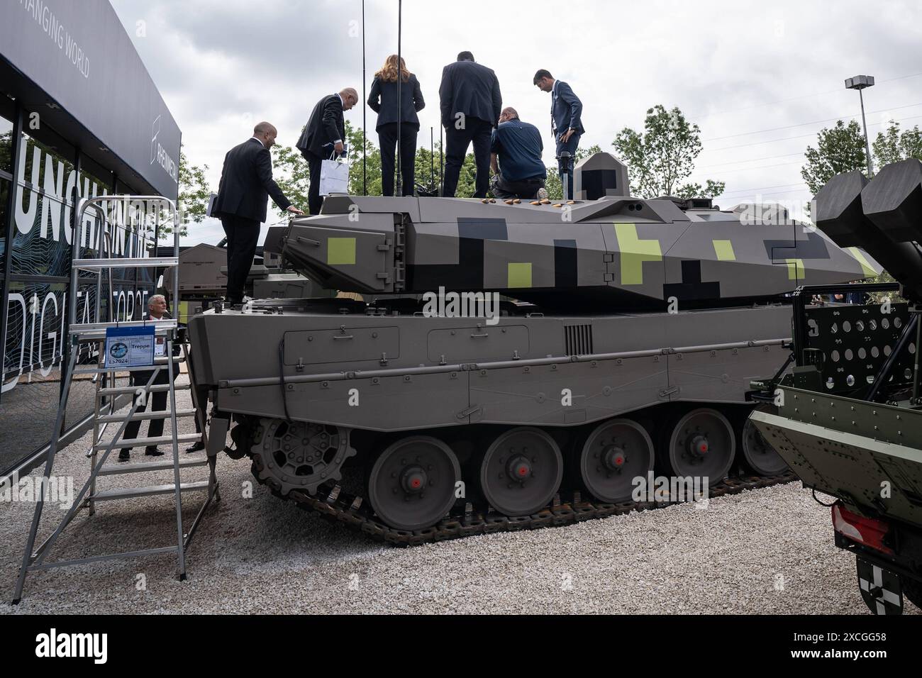 Eurosatory 2024 Rüstungsmesse Paris Frankreich Messestand der Firma ...