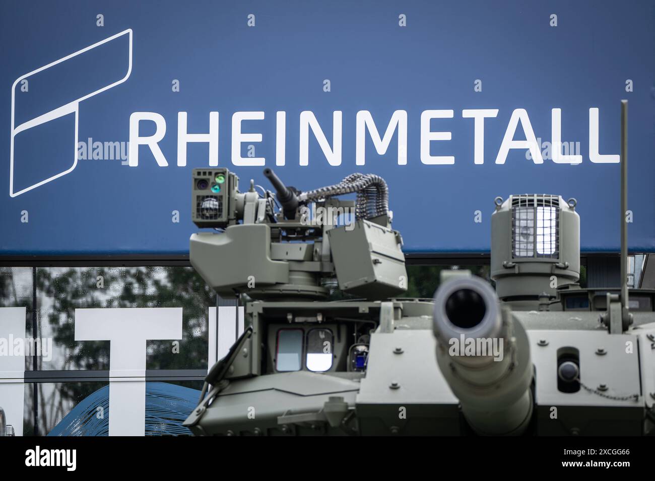 Eurosatory 2024 Rüstungsmesse Paris Frankreich Messestand der Firma RheinmetallEurosatory 2024 ...