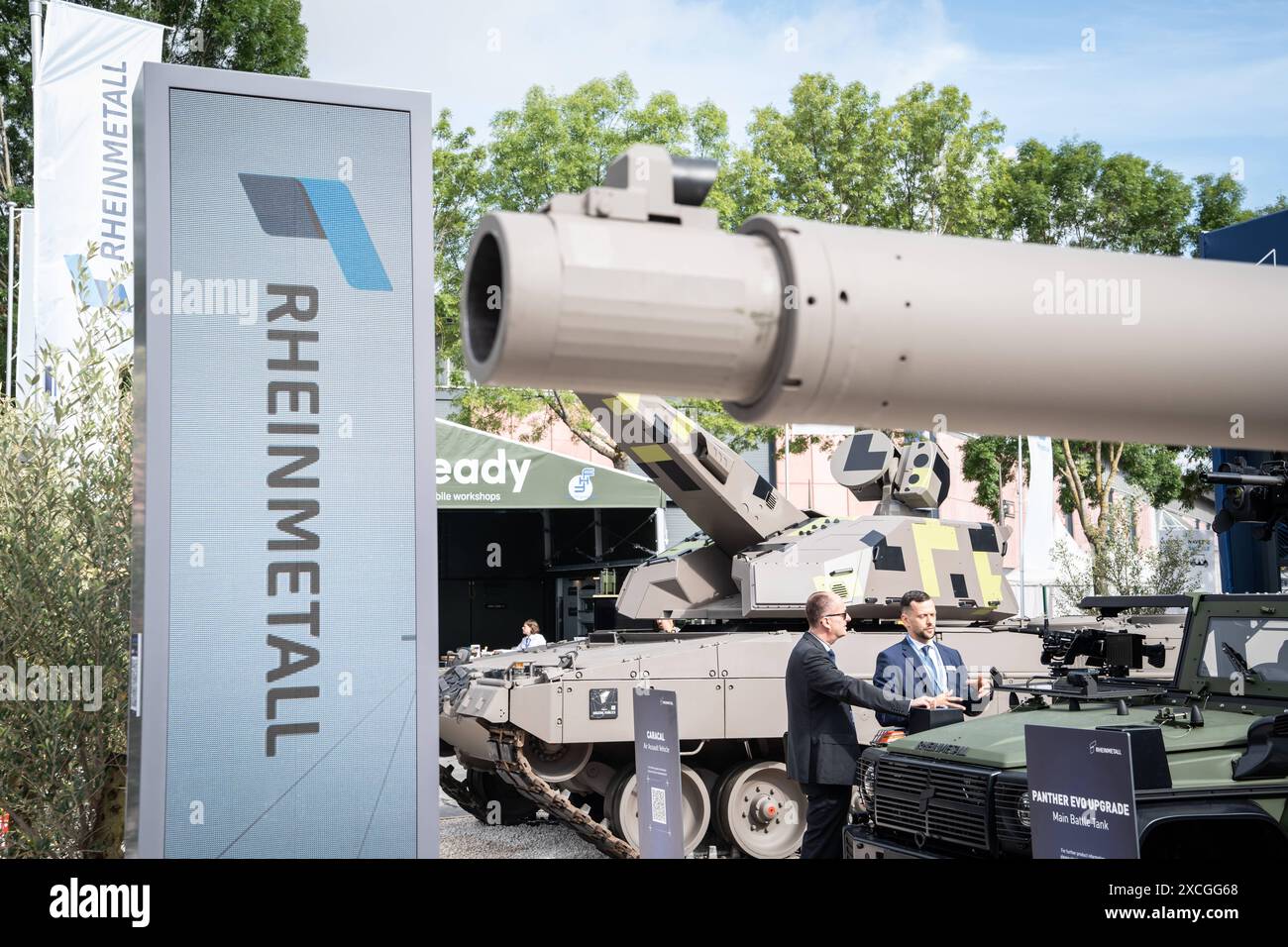 Eurosatory 2024 Rüstungsmesse Paris Frankreich Messestand der Firma RheinmetallEurosatory 2024 ...