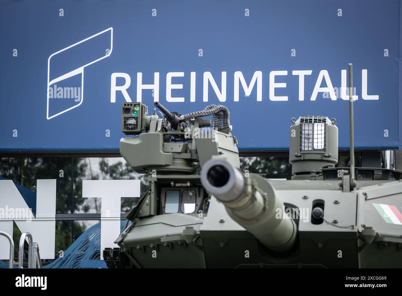 Eurosatory 2024 Rüstungsmesse Paris Frankreich Messestand der Firma RheinmetallEurosatory 2024 ...