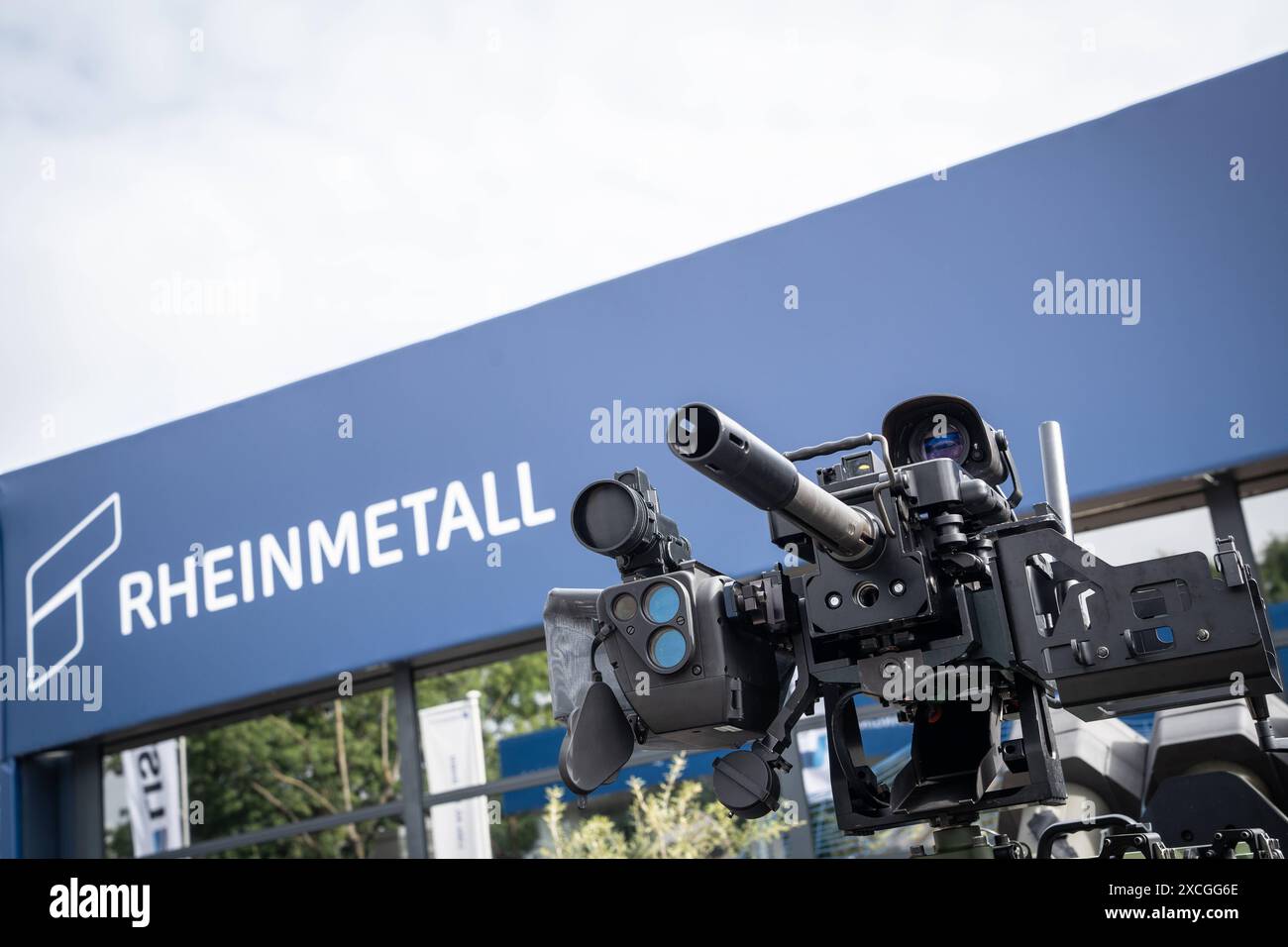 Eurosatory 2024 Rüstungsmesse Paris Frankreich Messestand der Firma ...