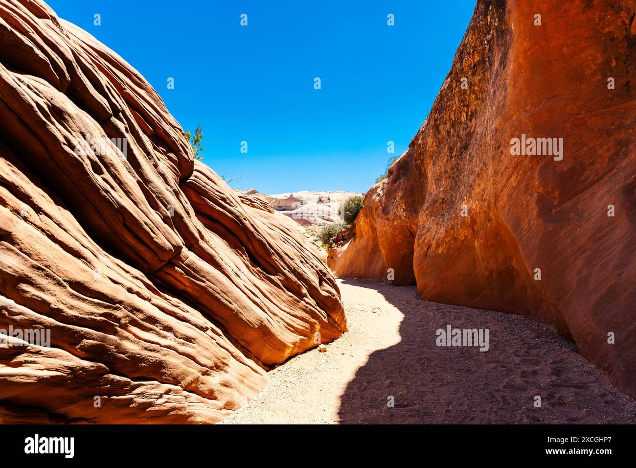 Hiking route through the Coyote Wash to Wire Pass slot canyon along the ...