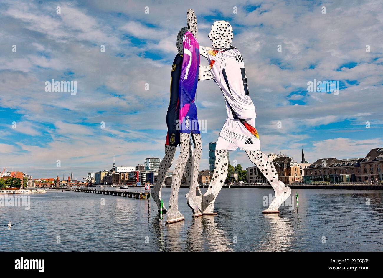 Seit Start der Fussball-EM haben die drei Figuren Molecul-Man nahe dem ...