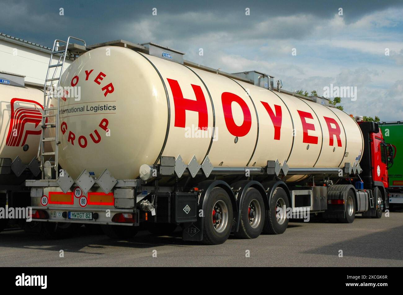 Spedition Hoyer, Logistik. LKW-Sattelzug mit Feldbinder-Tankauflieger ...